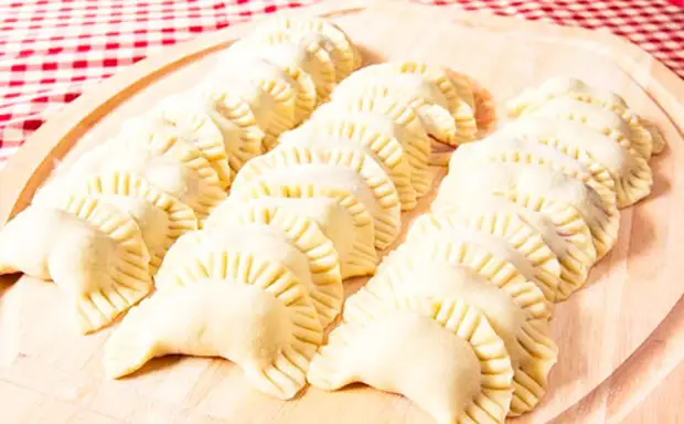 Bolas de masa hervida apiladas en una tabla