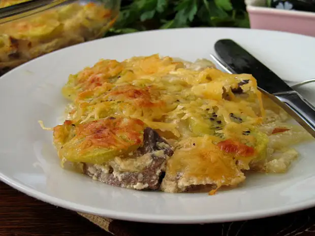 Corazón de ternera al horno con kiwi en salsa cremosa de cebolla