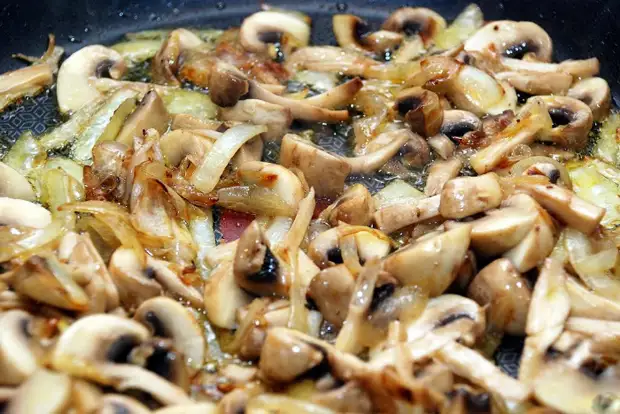 funghi con cipolle in padella