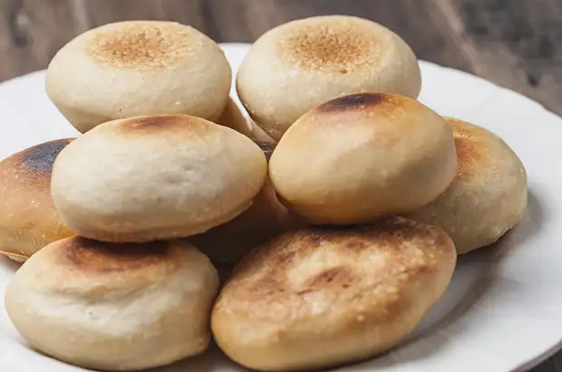 ஒரு வறுக்கப்படுகிறது பான் உள்ள buns