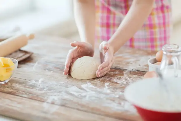 ஒரு வறுக்கப்படுகிறது பான் உள்ள buns