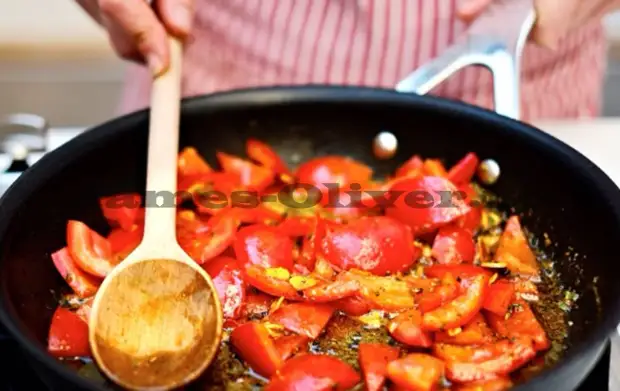 Tomaten addéieren a frittéieren