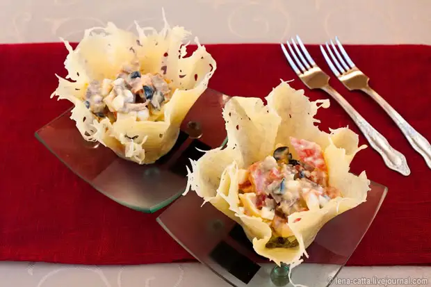 Makaon nga crispy parmesan salad bowls!