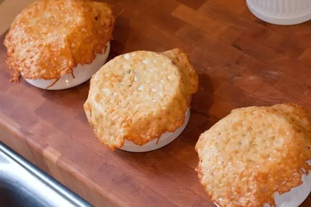 Boluri de salate comestibile crocante cu parmezan!