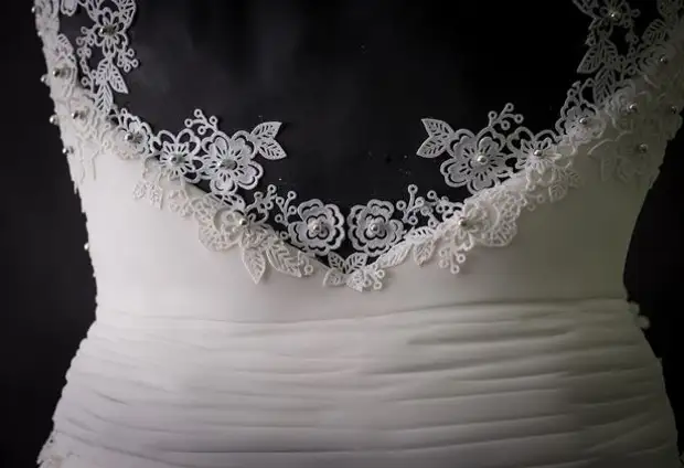 Not a single bride wanted to wear this gorgeous wedding dress ... Have you noticed why?