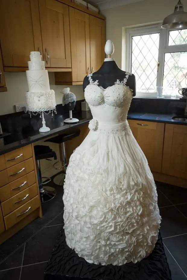 Not a single bride wanted to wear this gorgeous wedding dress ... Have you noticed why?