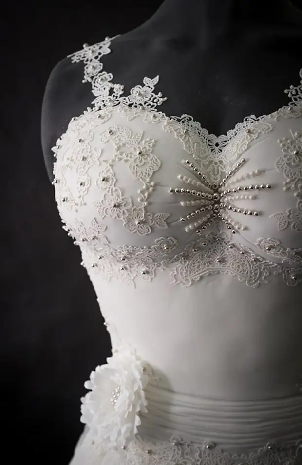 Not a single bride wanted to wear this gorgeous wedding dress ... Have you noticed why?