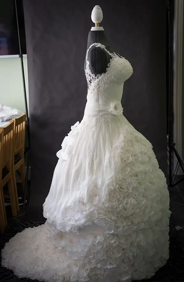 Not a single bride wanted to wear this gorgeous wedding dress ... Have you noticed why?