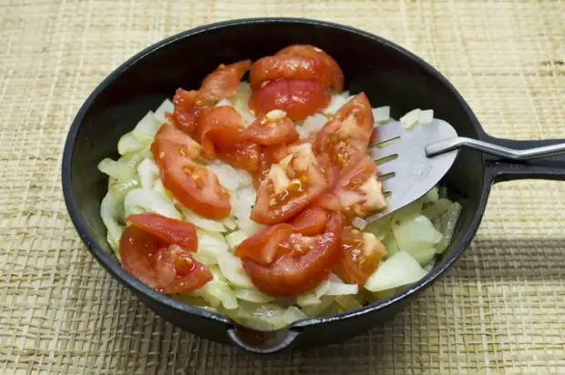 چھلکے اور کٹے ہوئے ٹماٹر شامل کریں۔