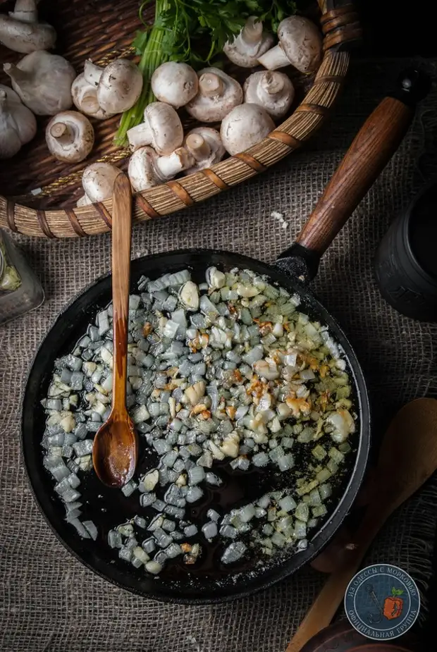 Guiso de ajo en pan. cocina, poste largo, comida, de Odessa con zanahorias, sujetador, cocina literaria, receta