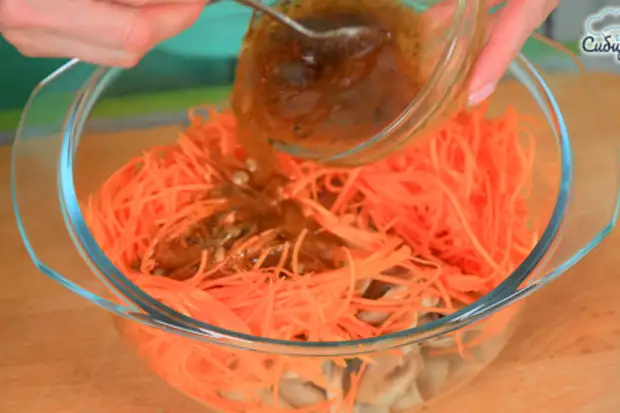 Insalata coreana con funghi prataioli e carote: foto step 5