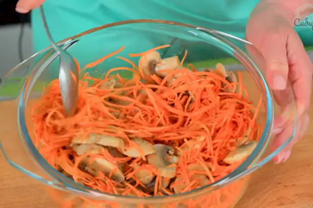 Insalata coreana con funghi prataioli e carote: foto step 6