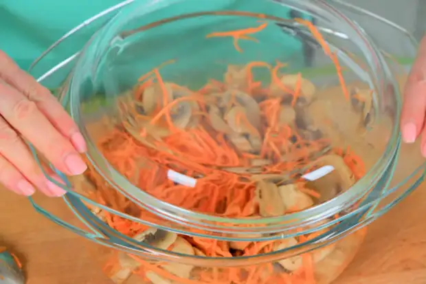 Kórejský šalát so šampiňónmi a mrkvou: foto krok 7