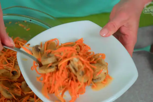 Koreaanse salade met champignons en wortelen: foto stap 8