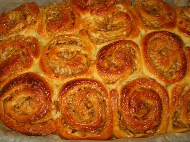 Französische Brötchen mit Schnellteigapfel