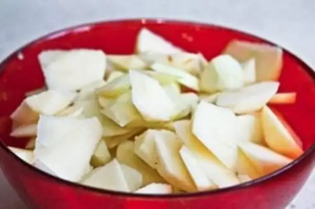 Charlotte pẹlu apples lori kefir