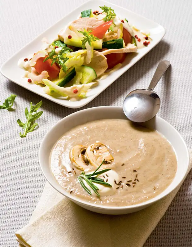 Sopa de crema de champiñones en una olla de cocción lenta.