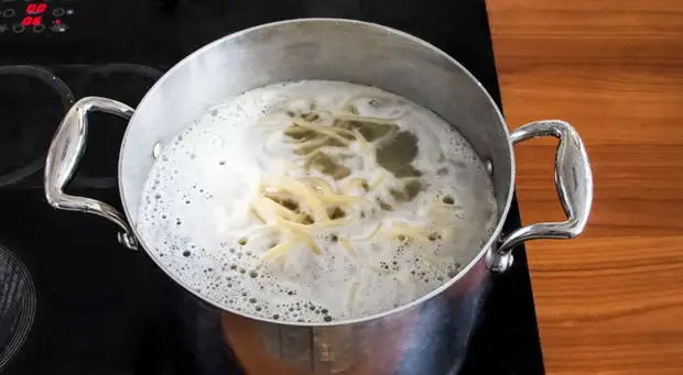 Kook die spaghetti in baie water. | Foto: gastronom.ru