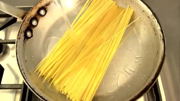 For å spare tid og penger, ikke legg pasta i kokende vann.