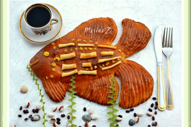 Engrase el pastel con una mezcla de yema, 1 cucharadita. agua y una pizca de sal. Poner inmediatamente precalentado a 180 gr. horno y hornear. Unos minutos antes de cocinar, sacar el bizcocho y decorar con pasta de dibujo y trozos de masa. Pasta de dibujo: Mezclar 1 yema con 1 cucharada. azúcar, agregue 1/4 cucharada. leche, 1/4 taza. agua fría y 1 cda. almidón. Revuelva hasta que quede suave, ponga a fuego medio y deje que espese, revolviendo constantemente. - Horneamos el bizcocho hasta que esté tierno.