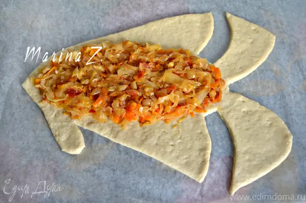 Estendemos o recheo. Recheo: picar o repolo, fritir lixeiramente con cebola e cenoria en aceite vexetal. Engade o tomate picado, a folla de loureiro, o sal, a pementa, un pouco de auga e cociña todo a lume medio ata que estea tenra.