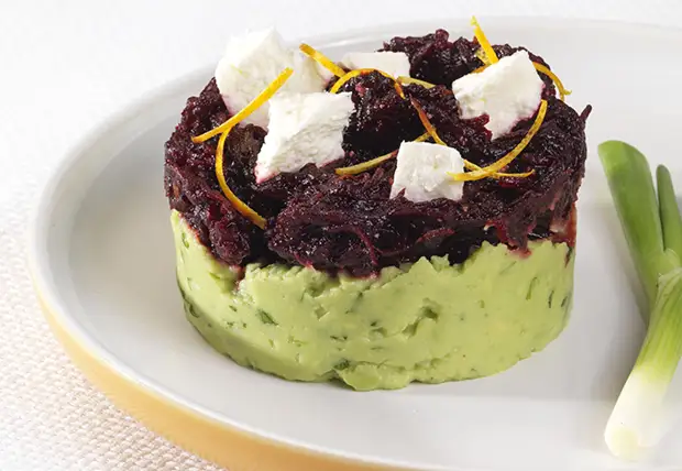 ສະຫຼັດ Feta, beet tartare ແລະມັນຕົ້ນ, mashed ກັບ avocado