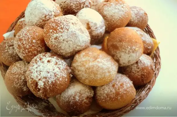 Overfør donuts til en tallerken og drys med flormelis.