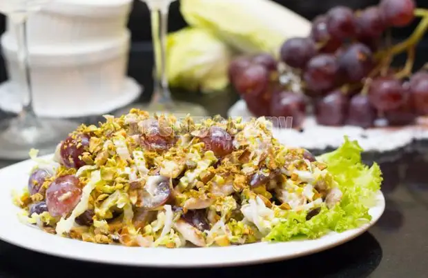 cara membuat salad dengan ayam, anggur, pistachio