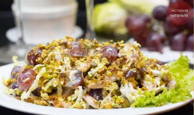 Salad perempuan simpanan dengan ayam dan anggur