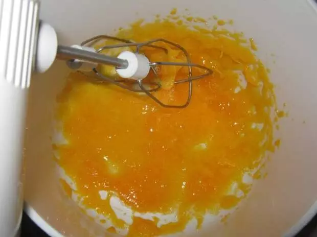 Klop een ei in een aparte kom, voeg zout, suiker, olijfolie en mayonaise toe