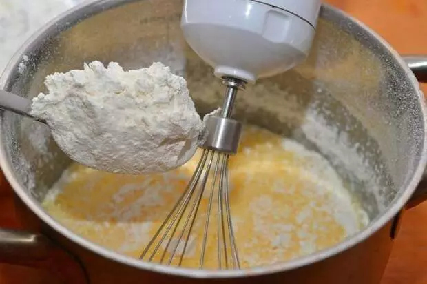 Engadir fariña á mestura e amasar a masa.