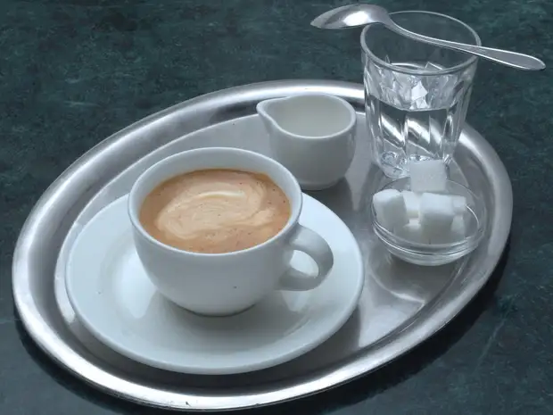 Tại sao uống nước sau khi uống cà phê