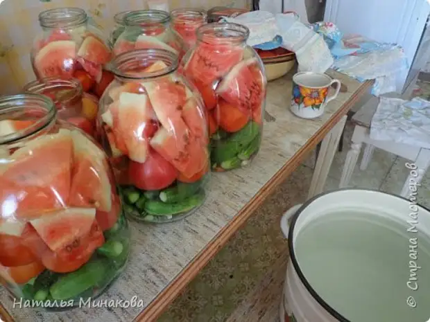 Želim podijeliti sa stanovnicima SM recept za berbu povrća. Po ovom receptu radim marinade skoro 30 godina. Možete posebno konzervirati krastavce, rajčice, a možete i sortirano povrće (rajčice + krastavci, rajčice + krastavci + lubenice, rajčice + krastavci + lubenice + kupus). fotografija 16