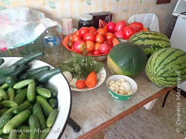 Želim podijeliti sa stanovnicima SM recept za berbu povrća. Po ovom receptu radim marinade skoro 30 godina. Možete posebno konzervirati krastavce, rajčice, a možete i sortirano povrće (rajčice + krastavci, rajčice + krastavci + lubenice, rajčice + krastavci + lubenice + kupus). fotografija 2