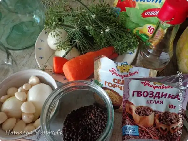 Želim podijeliti sa stanovnicima SM recept za berbu povrća. Po ovom receptu radim marinade skoro 30 godina. Možete posebno konzervirati krastavce, rajčice, a možete i sortirano povrće (rajčice + krastavci, rajčice + krastavci + lubenice, rajčice + krastavci + lubenice + kupus). fotografija 4