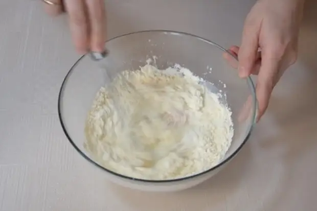 Luie khachapuri in een pan gedurende 10 minuten. heerlijke cheesecake als ontbijt: foto stap 1