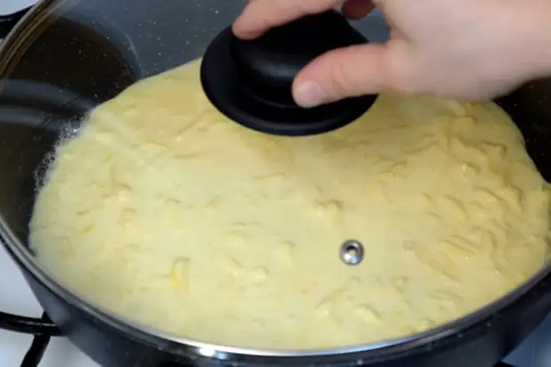 Luie khachapuri in een pan gedurende 10 minuten. heerlijke cheesecake als ontbijt: foto stap 4
