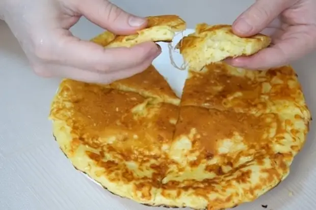 Luie khachapuri in een pan gedurende 10 minuten. heerlijke cheesecake als ontbijt: foto stap 7