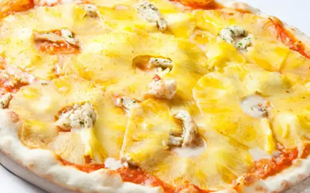 Pizza dengan nanas dan ayam