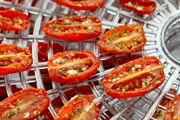 Un moyen facile de faire des tomates séchées au soleil à la maison