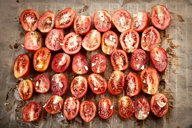 Lihtne viis päikesekuivatatud tomatite valmistamiseks kodus