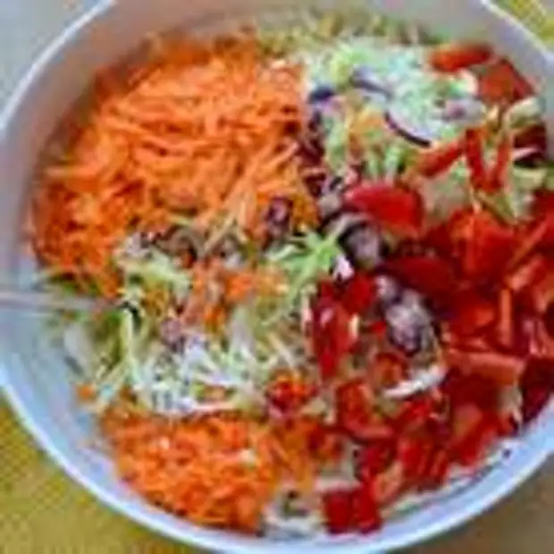 Thêm phần còn lại của rau vào bát salad; cà rốt bào và ớt ngọt thái hạt lựu.