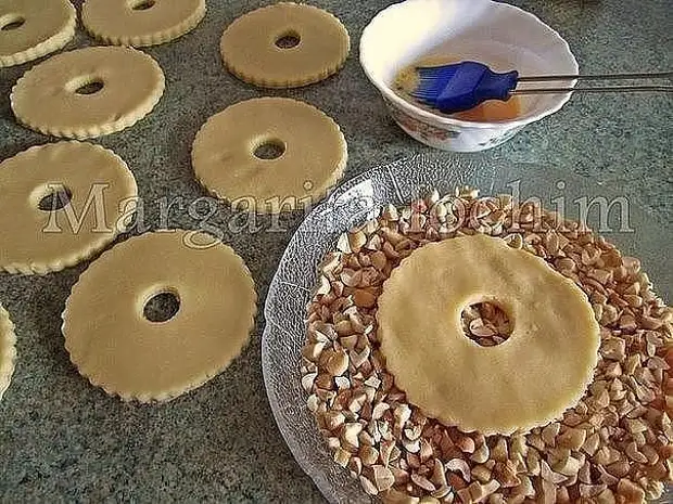Pískové kroužky s ořechy