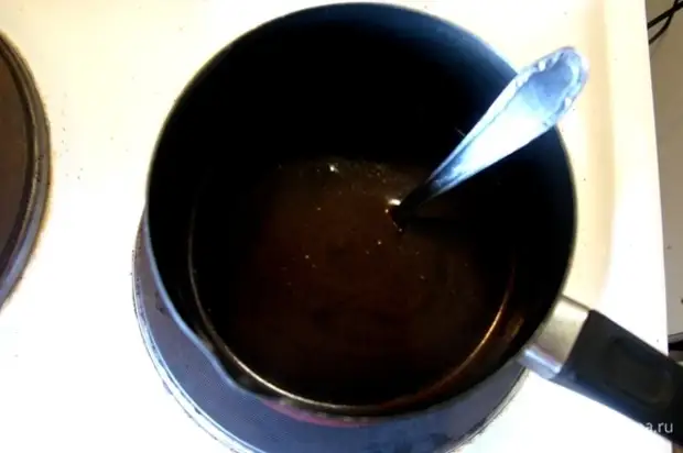 갓 갈아낸 커피를 냄비에 붓고 물을 넣고 요리합니다. 개인적으로 찐만두는 안좋아하는데 맛은 똑같지 않습니다. 우리는 거품이 3 번 상승하도록 요리합니다.