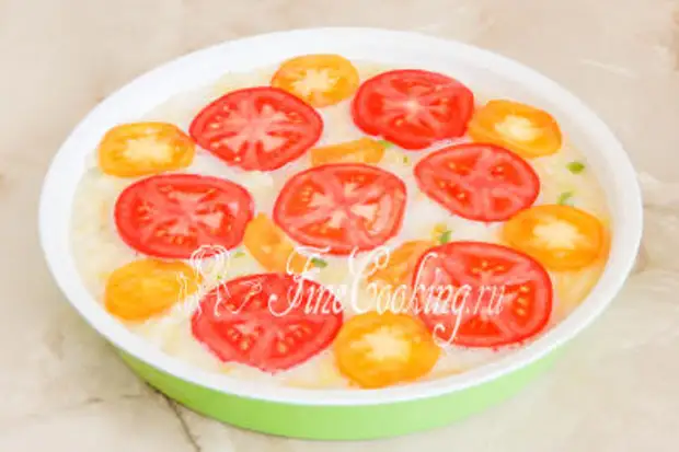 Paso 6. Poñemos os tomates por riba, que cortamos en rodajas