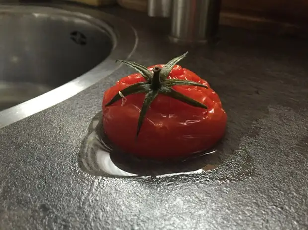 הכנסתי את העגבנייה למקפיא וצילמתי כל 30 דקות