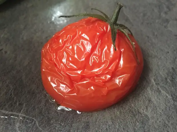 Laitoin tomaatin pakastimeen ja valokuvasin 30 minuutin välein