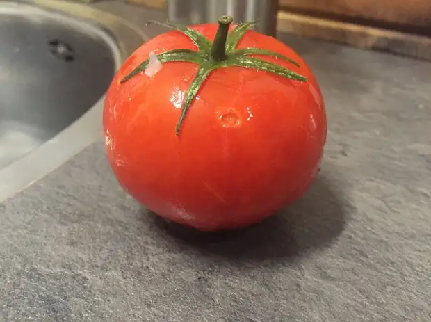 Stavila sam paradajz u zamrzivač i fotografisala svakih 30 minuta