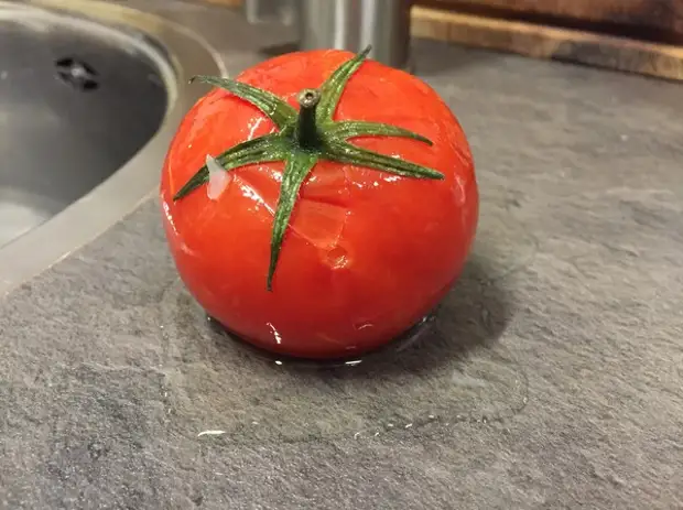 הכנסתי את העגבנייה למקפיא וצילמתי כל 30 דקות