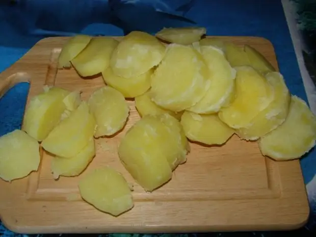 Potatis bakad med tomater i mikrovågsugn